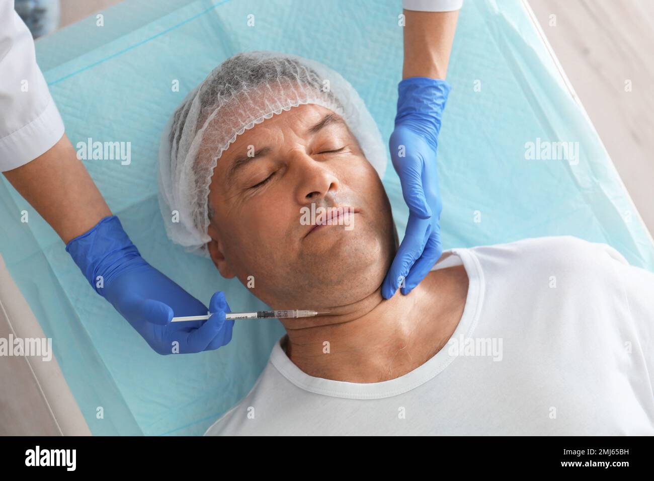 Doctor hands surgery above hi-res stock photography and images - Alamy