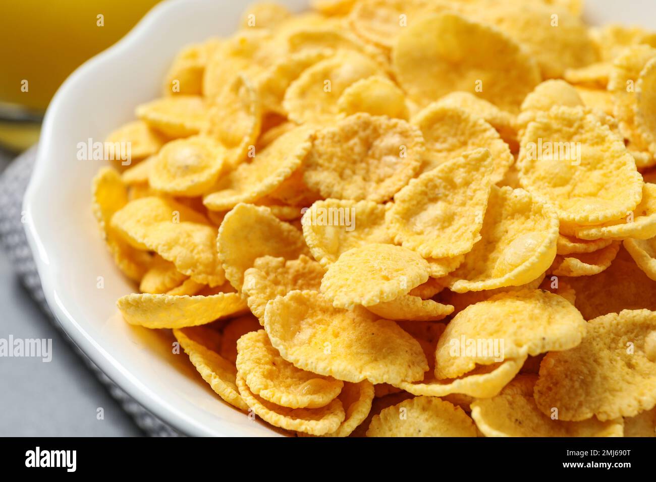 Tasty crispy corn flakes in bowl, closeup Stock Photo - Alamy
