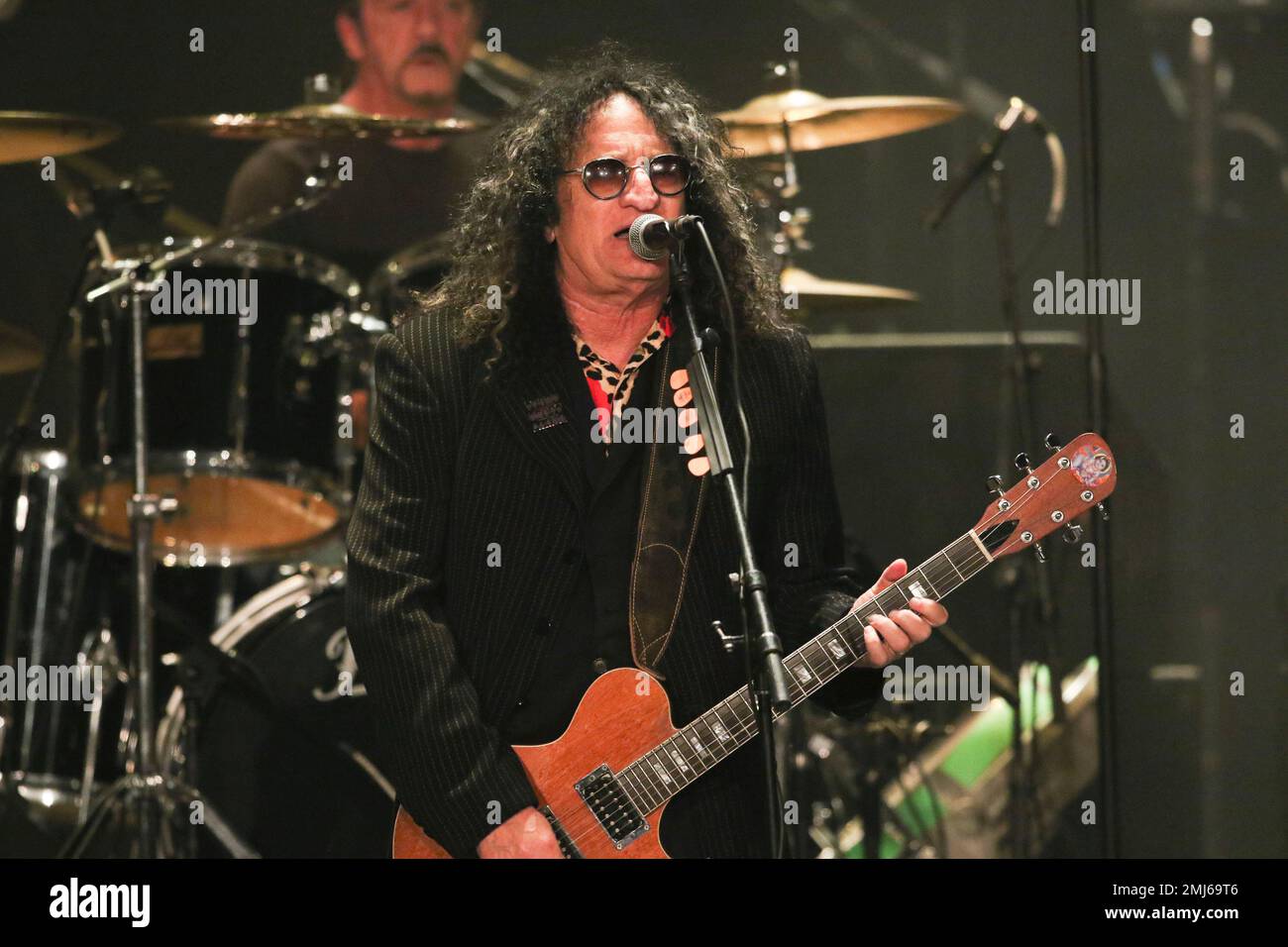 Rick Richards of the Georgia Satellites with R.E.M. performs as the ...