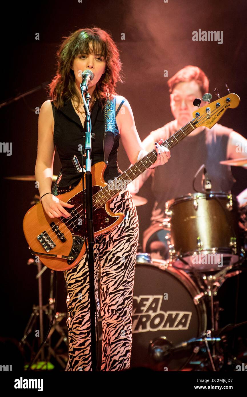 Irish female singer hi-res stock photography and images - Alamy