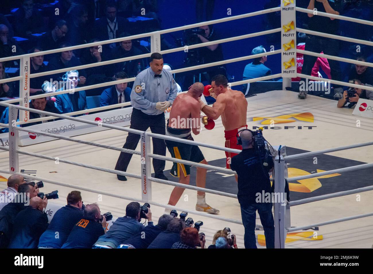 28-11-2015 Dusseldorf Germany. Wladimir Klitschko attacks Tyson Fury ...