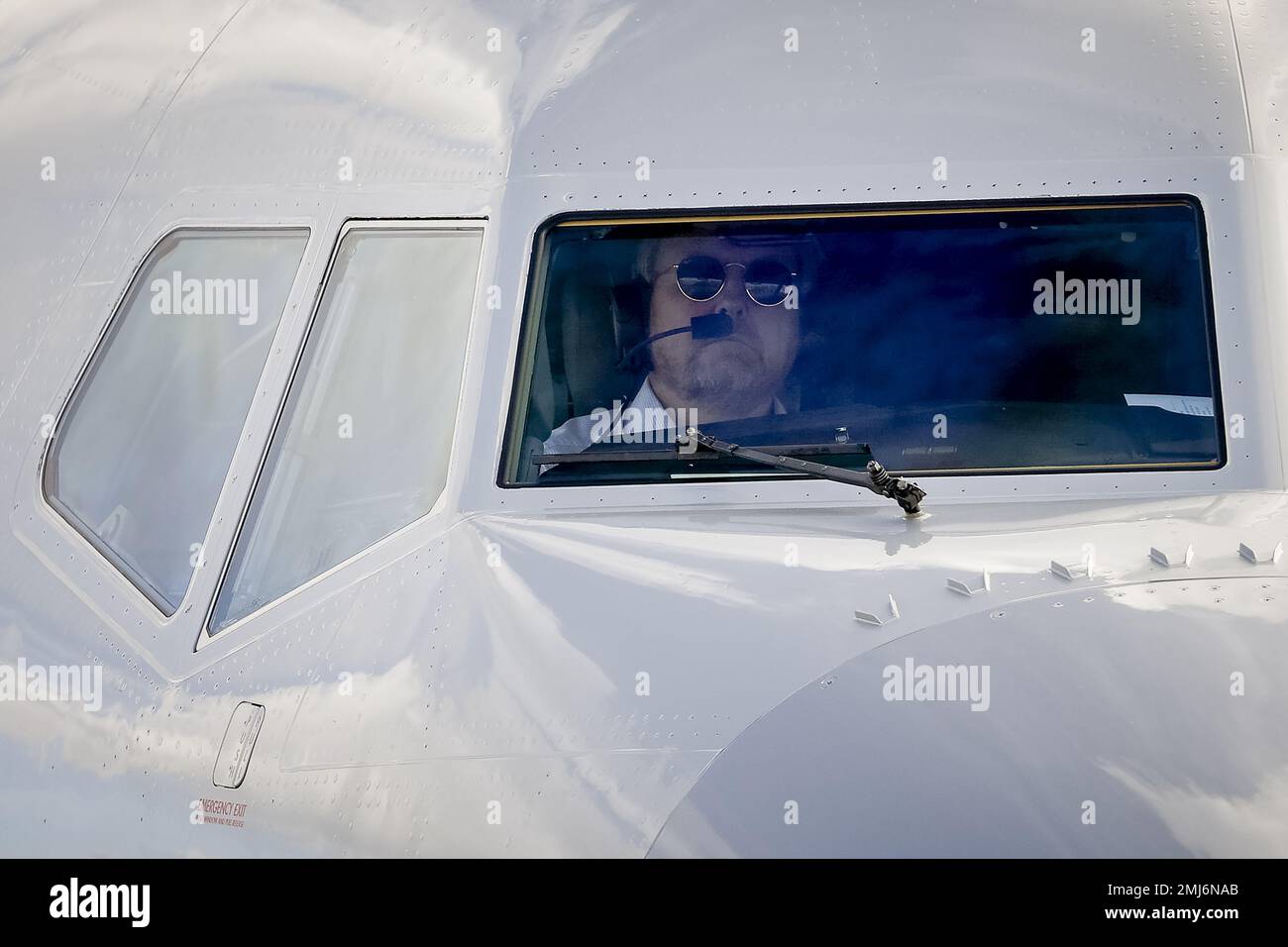 KRALENDIJK - King Willem-Alexander in the cockpit of the government ...