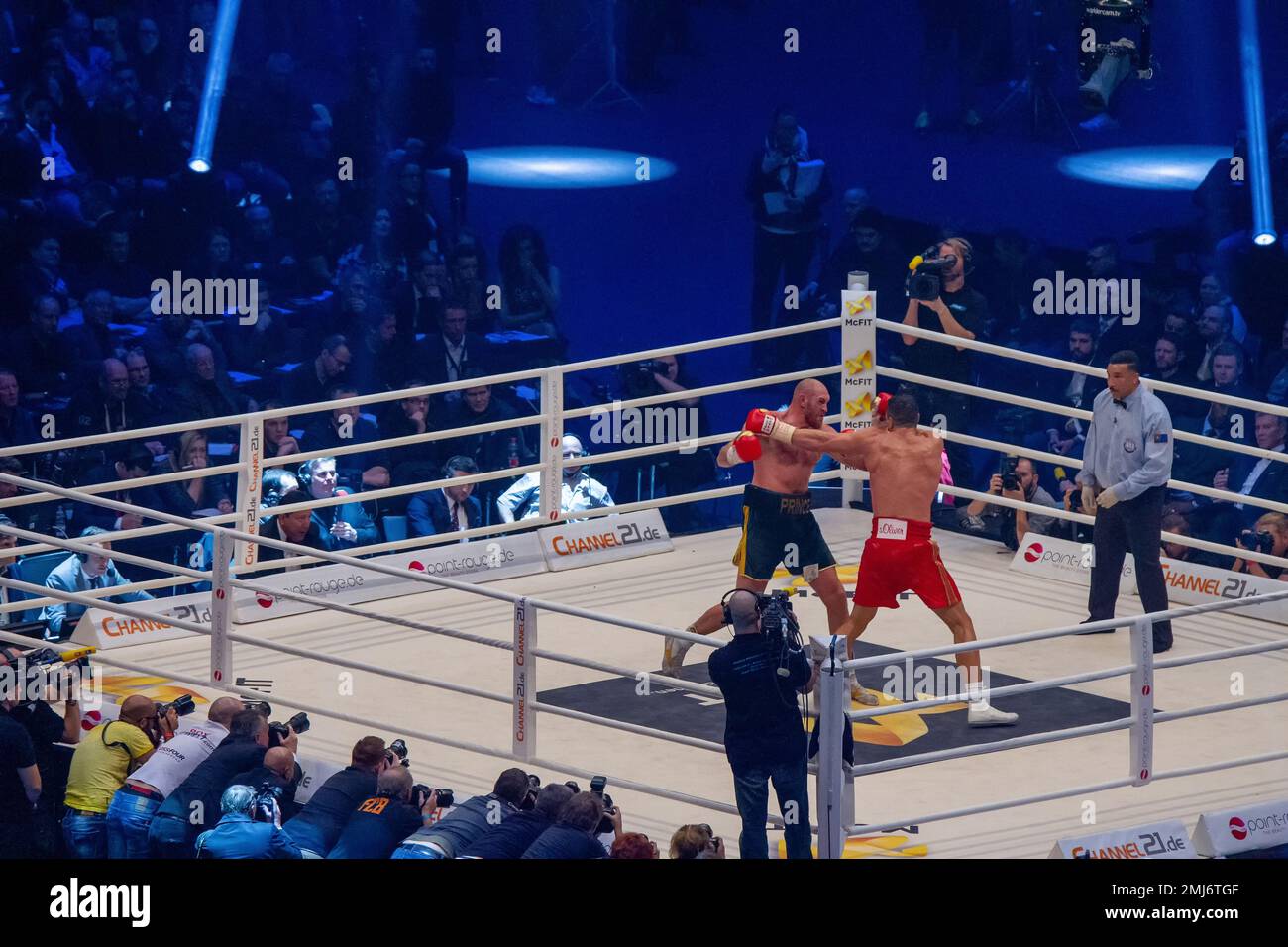 28-11-2015 Dusseldorf, Germany. Tyson Fury, furious, begins to land a ...