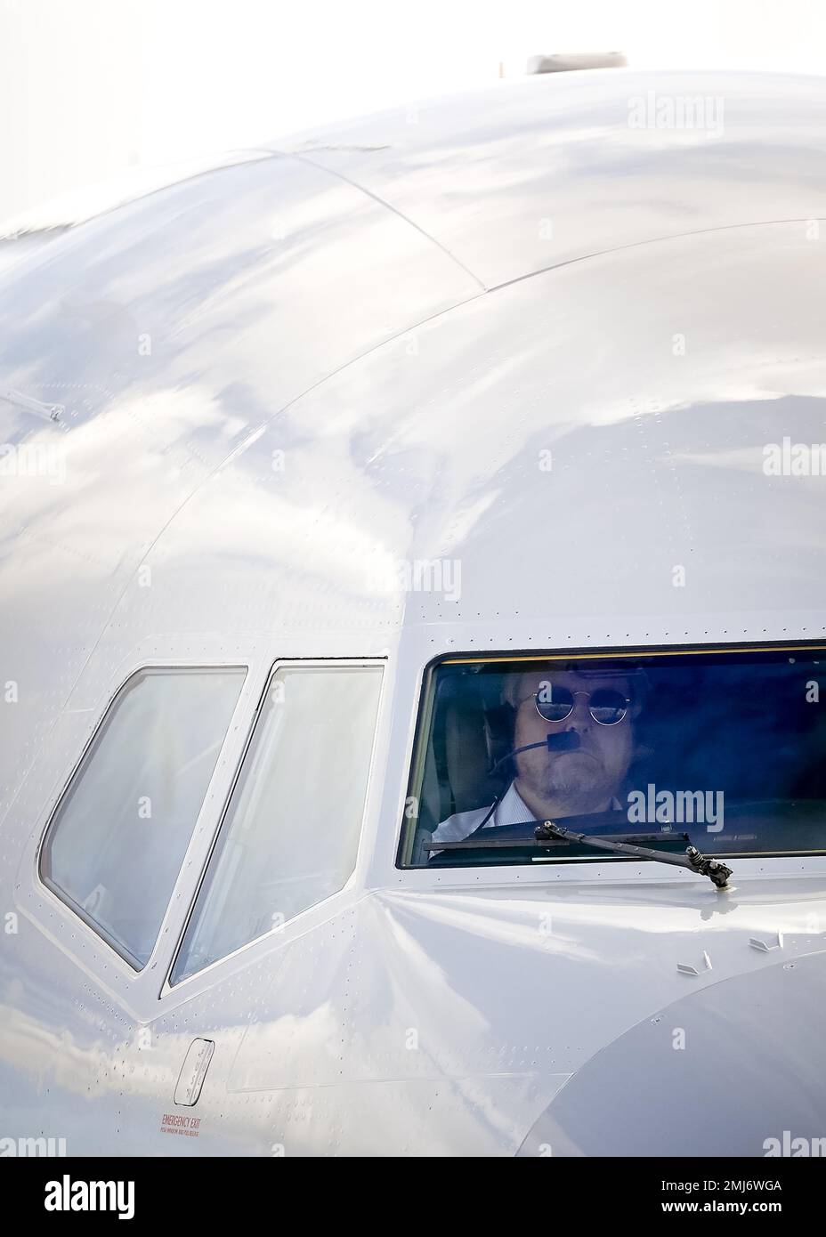 KRALENDIJK - King Willem-Alexander in the cockpit of the government ...