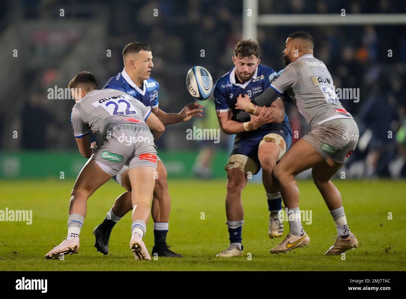 Sam James #13 of Sale Sharks passes to Ryan Mills during the Gallagher ...