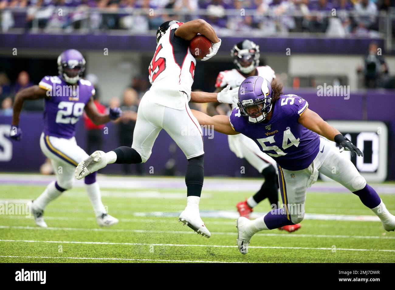 Minnesota Vikings middle linebacker Eric Kendricks (54) tackles Atlanta ...