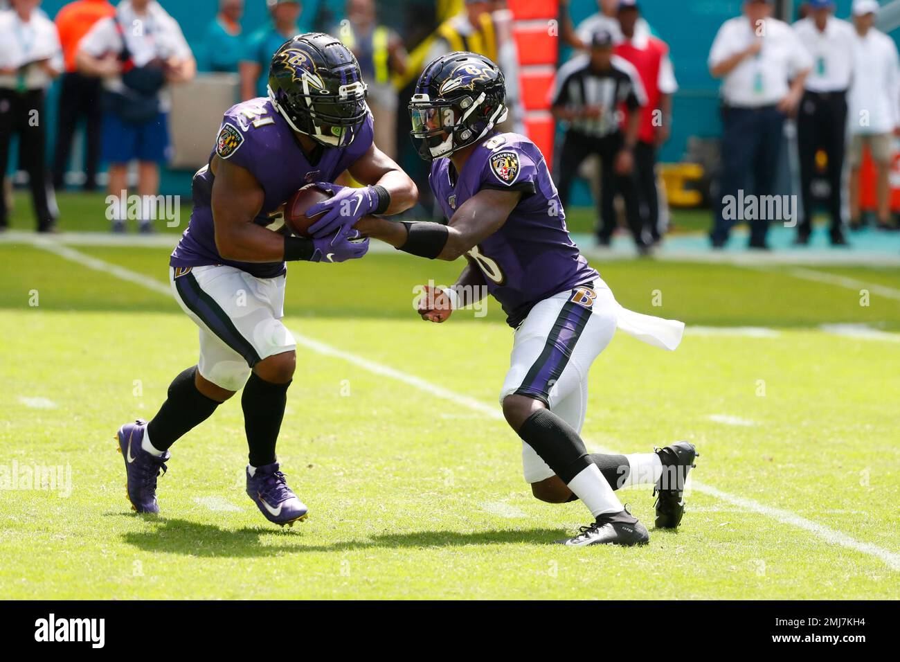Baltimore Ravens quarterback Lamar Jackson (8) hands the ball to ...