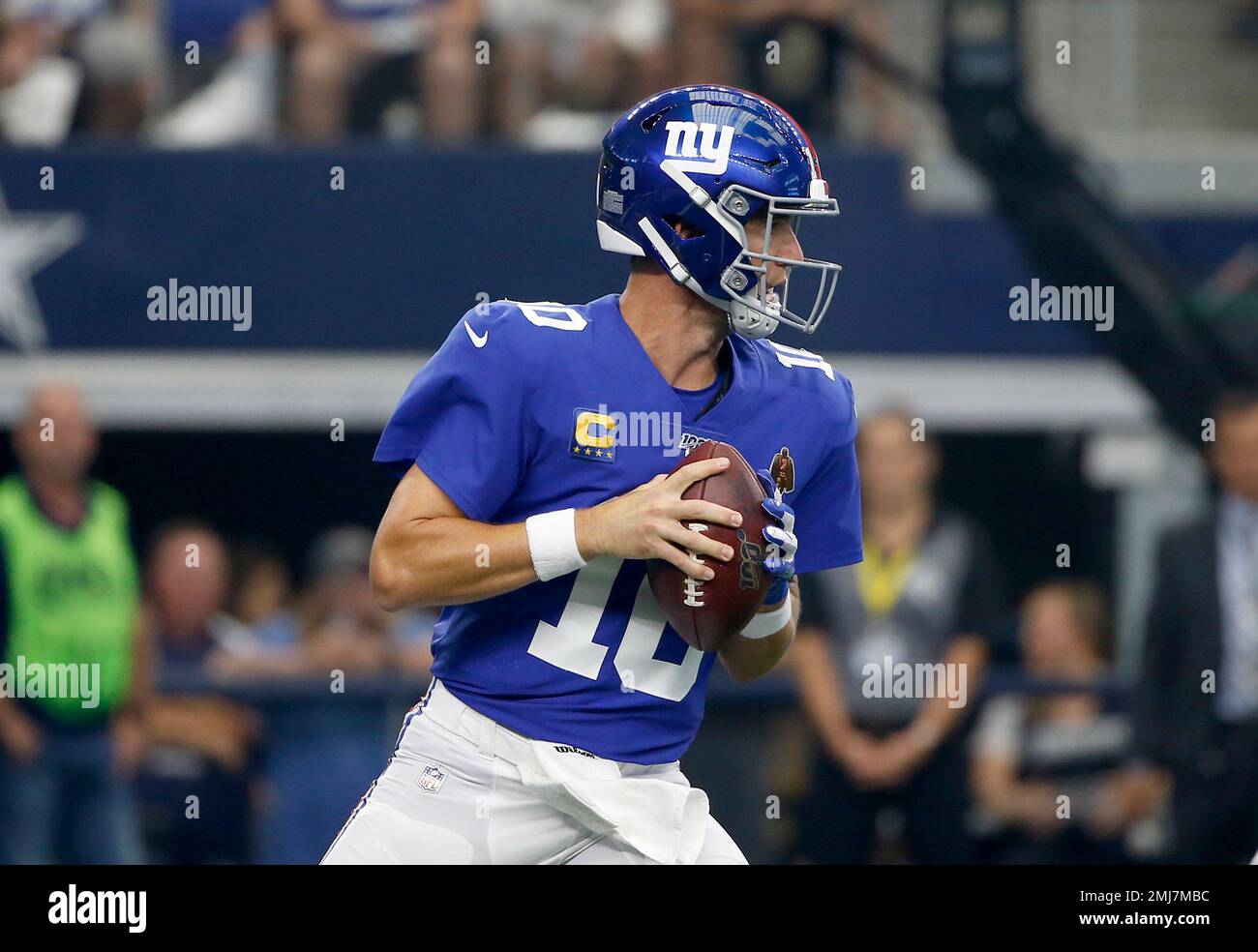 New York Giants' Eli Manning (10) throws a pass in the first half of a ...