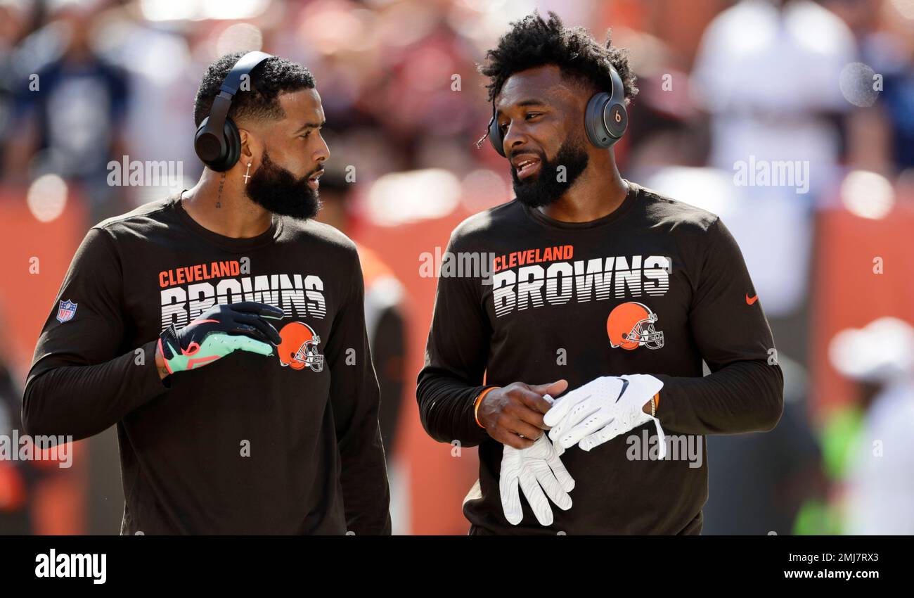 Cleveland Browns wide receiver Odell Beckham Jr., left, talks with wide ...