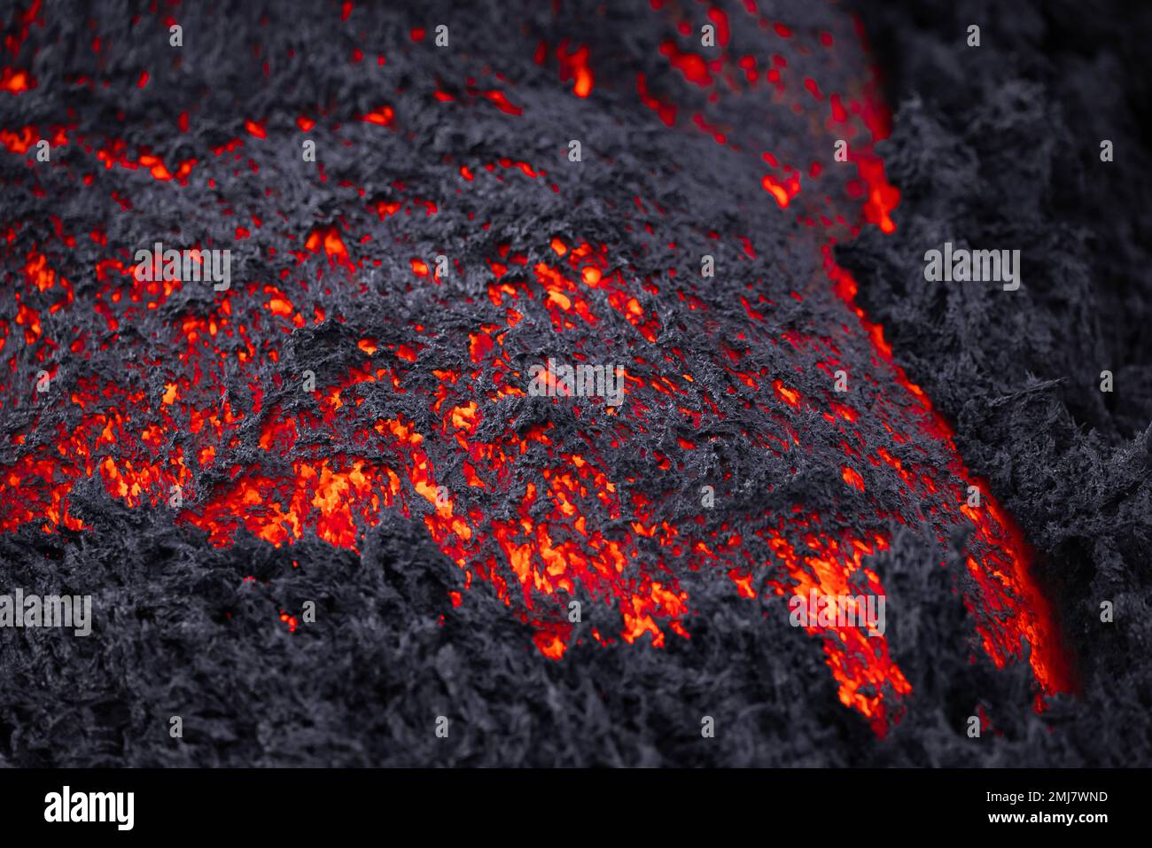 Lava incandescente che scorre - colata di lava e magma vista in ...