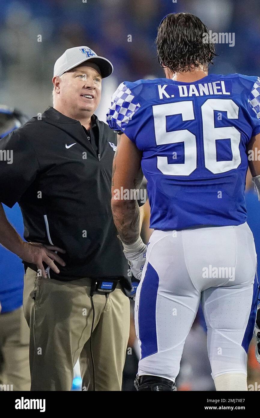 Kentucky head coach Mark Stoops speaks with Kentucky linebacker Kash ...