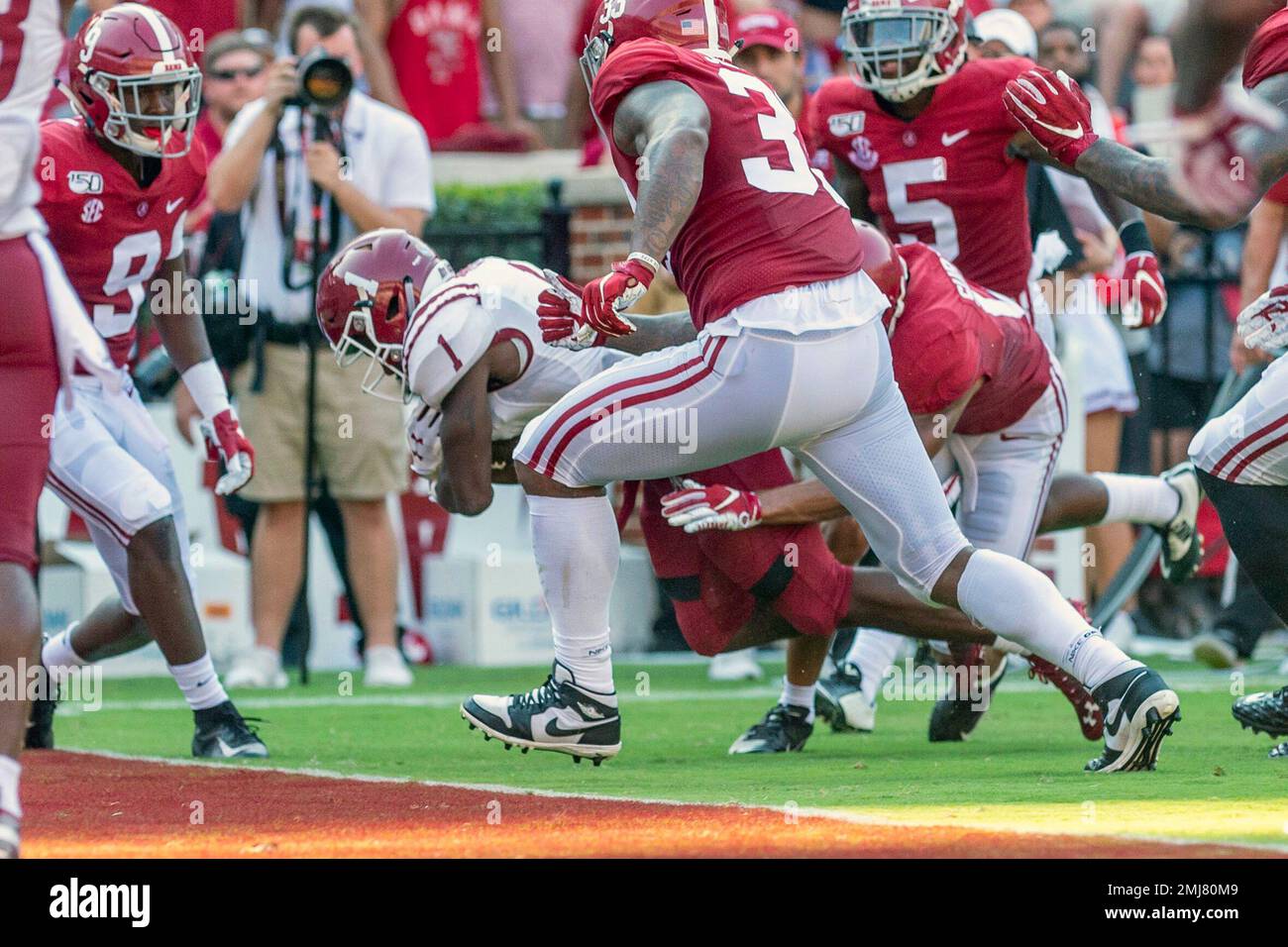 New Mexico State running back Jason Huntley (1) breaks through for a ...