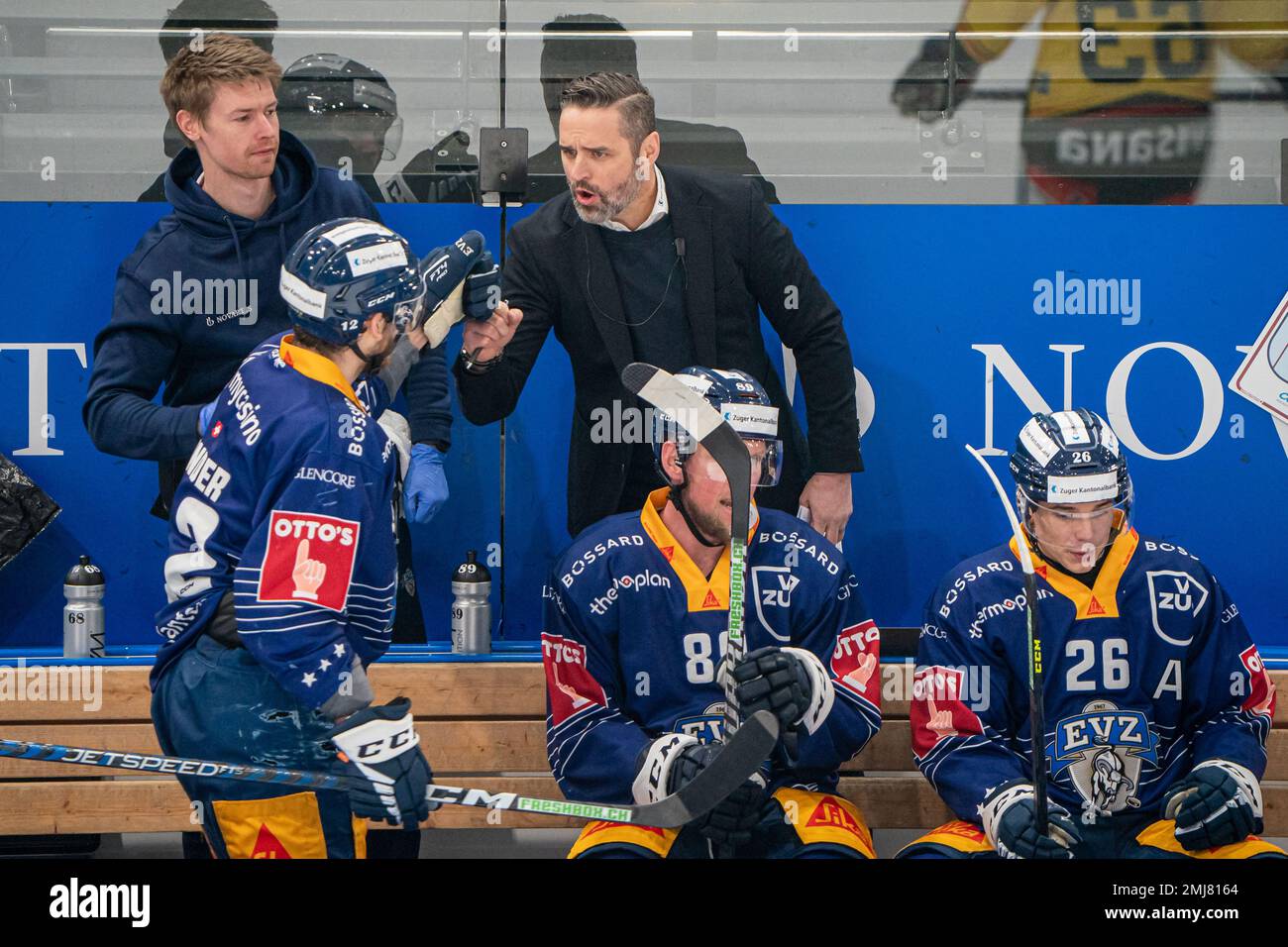 Assistant coach Josh Holden (EV Zug) claps with goal scorer Yannick ...