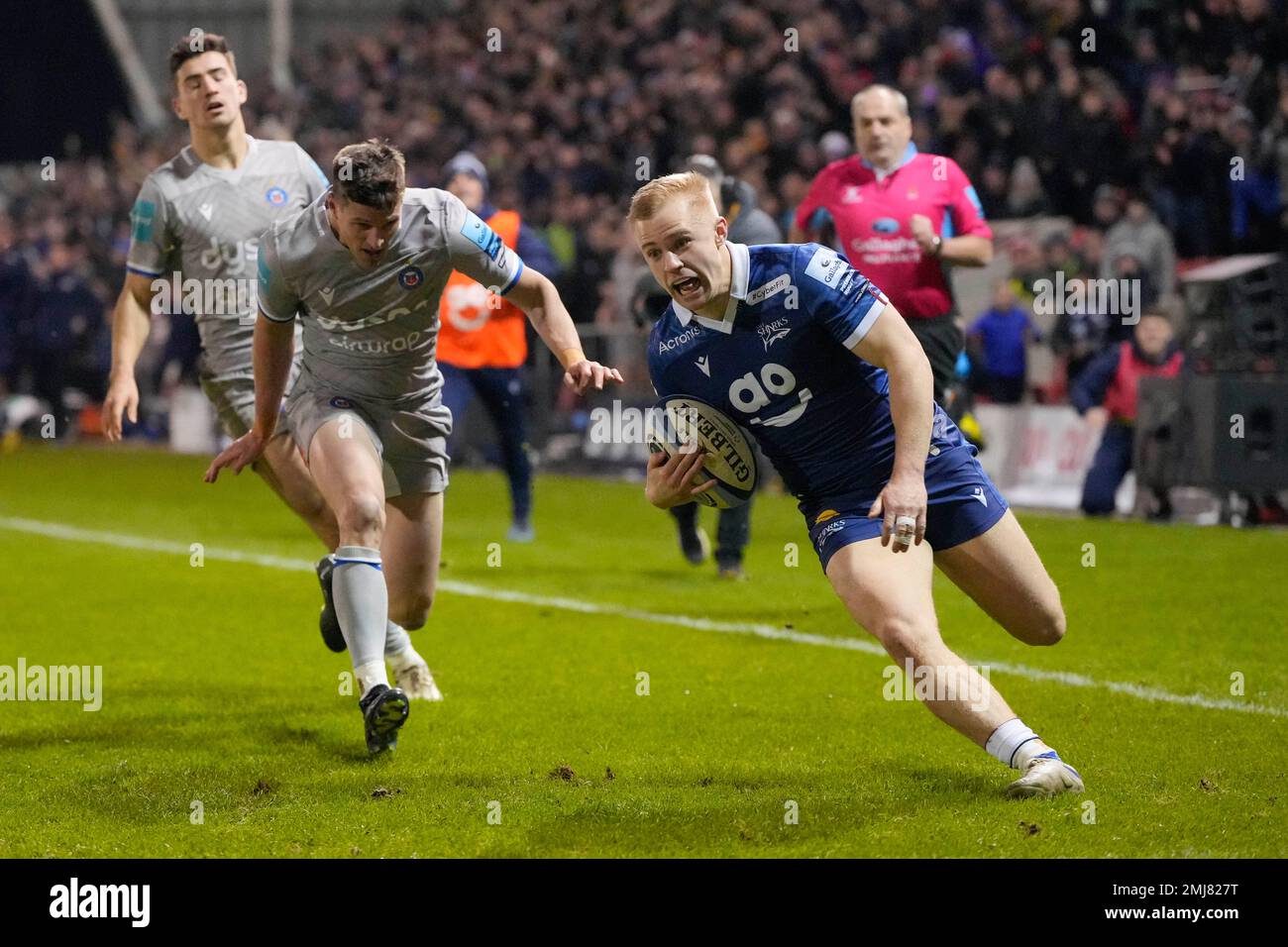 Aaron Reed #23 of Sale Sharks breaks away to score a last minute match ...