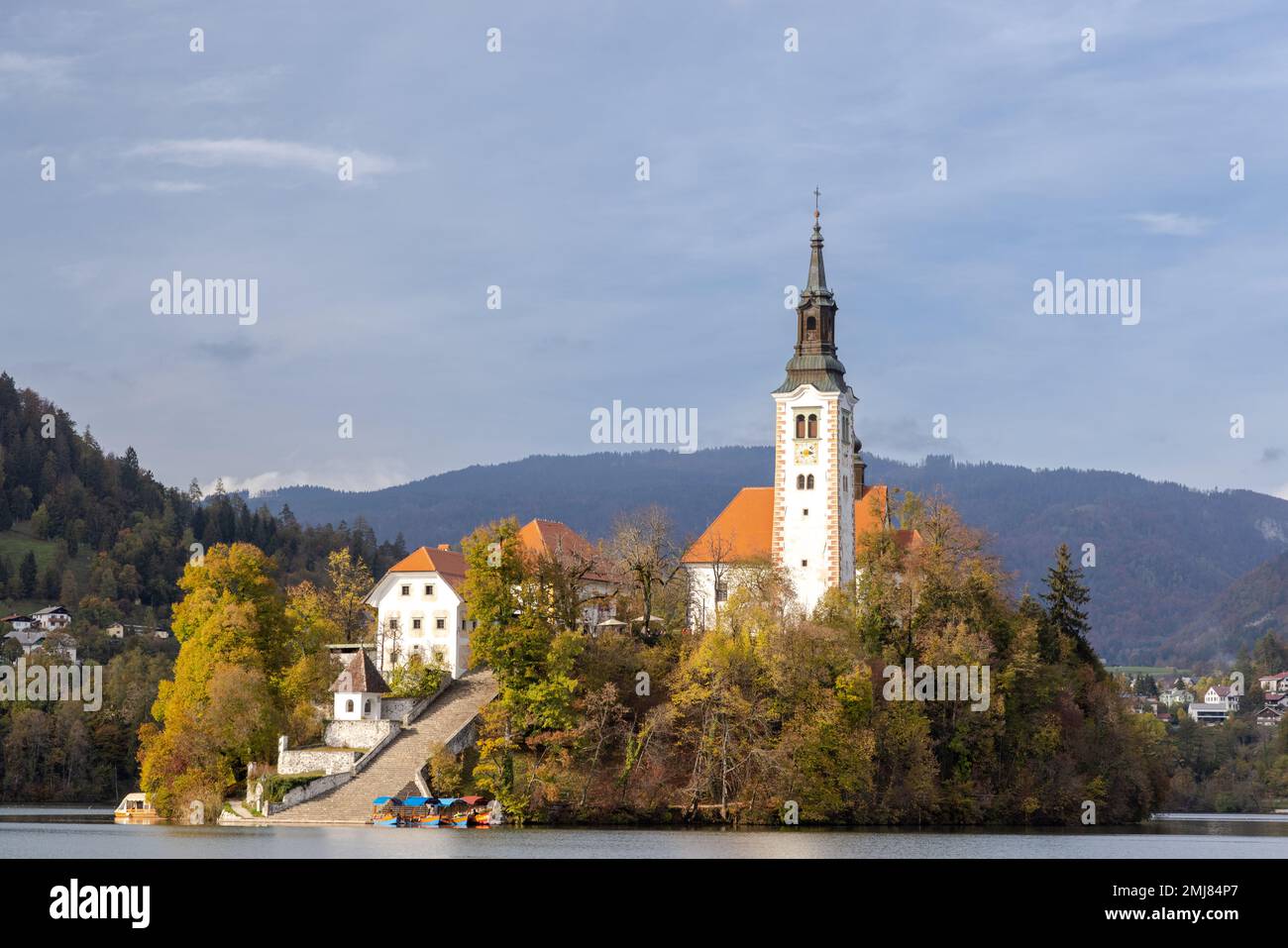 Famous alpine Bled lake (Blejsko jezero) in Slovenia, amazing autumn ...