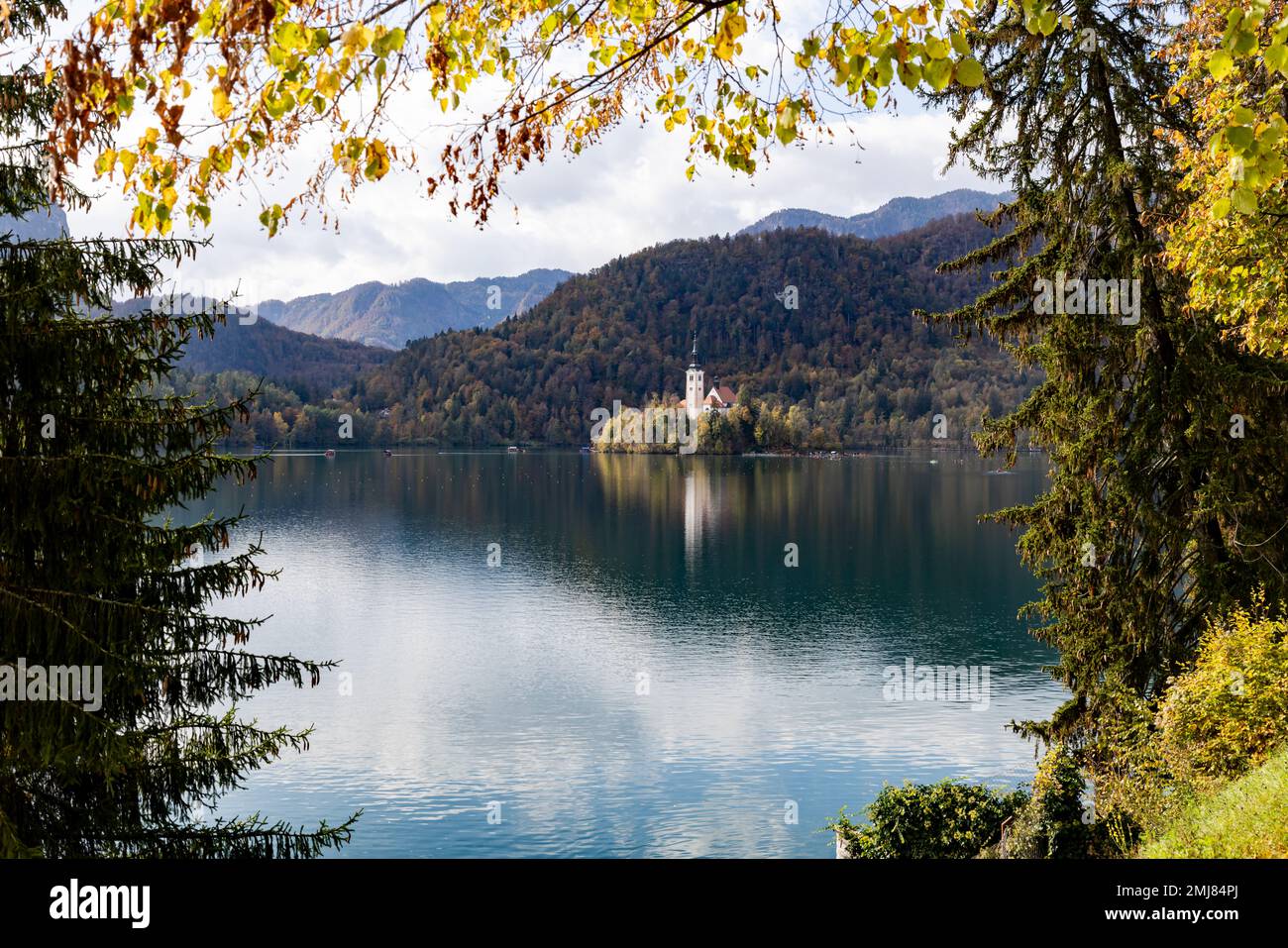 Famous alpine Bled lake (Blejsko jezero) in Slovenia, amazing autumn ...