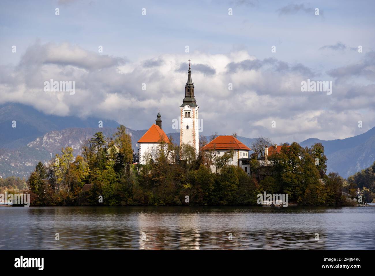Famous alpine Bled lake (Blejsko jezero) in Slovenia, amazing autumn ...