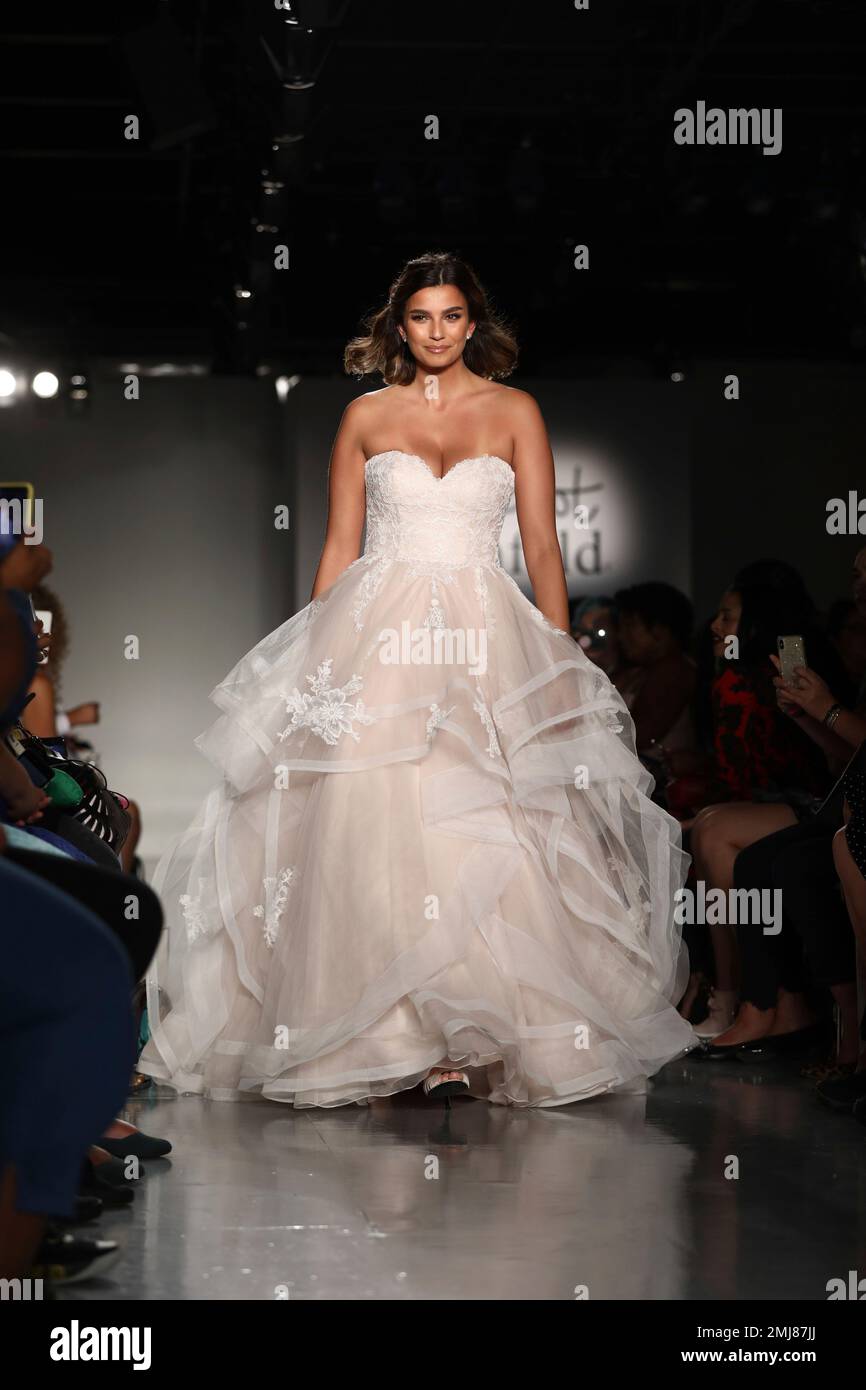 IMAGE DISTRIBUTED FOR THECURVYCON- A model walks in the Kleinfeld / The ...
