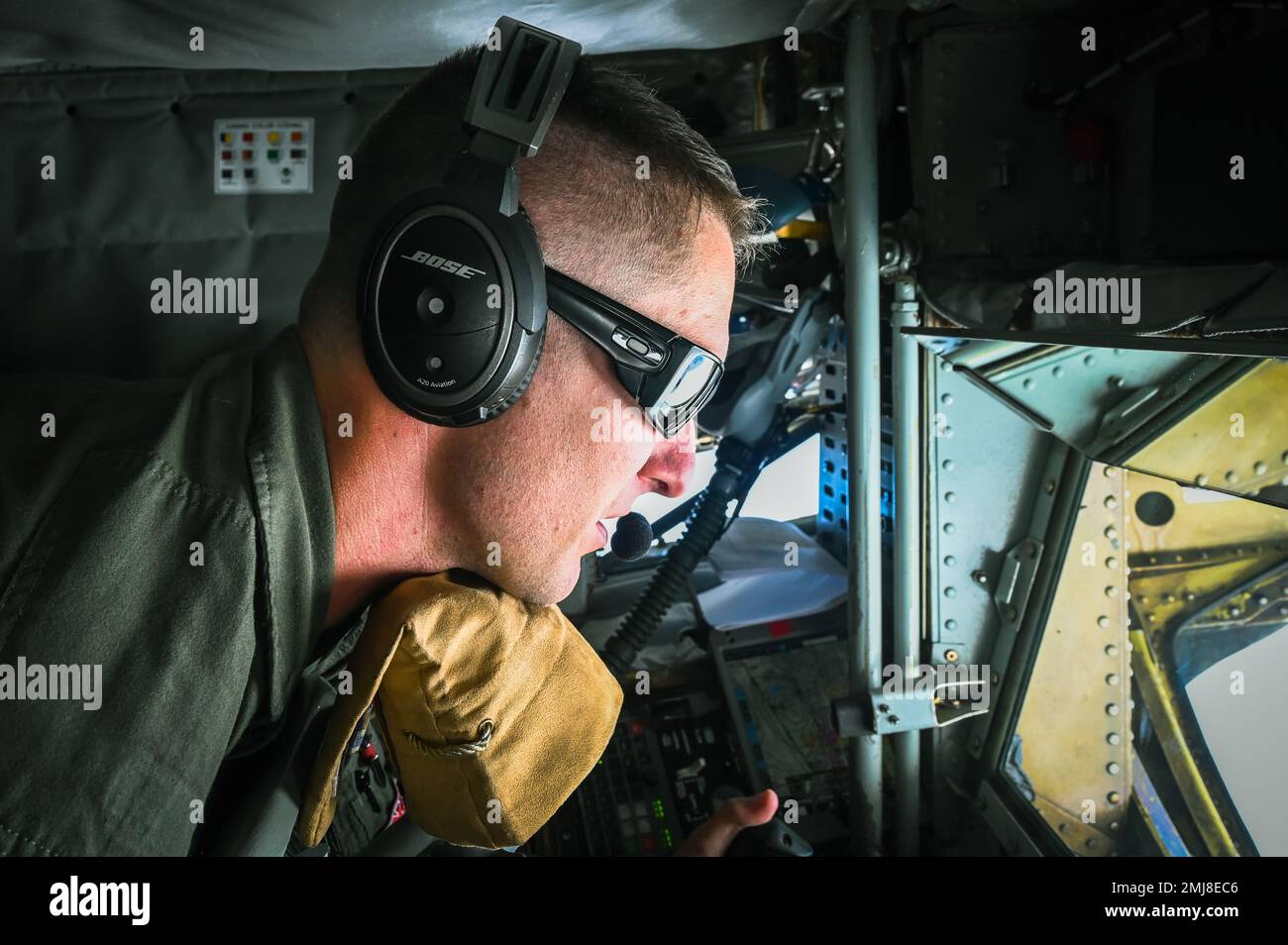 Tech Sgt. Chad Johnson, 155th Air Refueling Wing boom operator, refuels ...