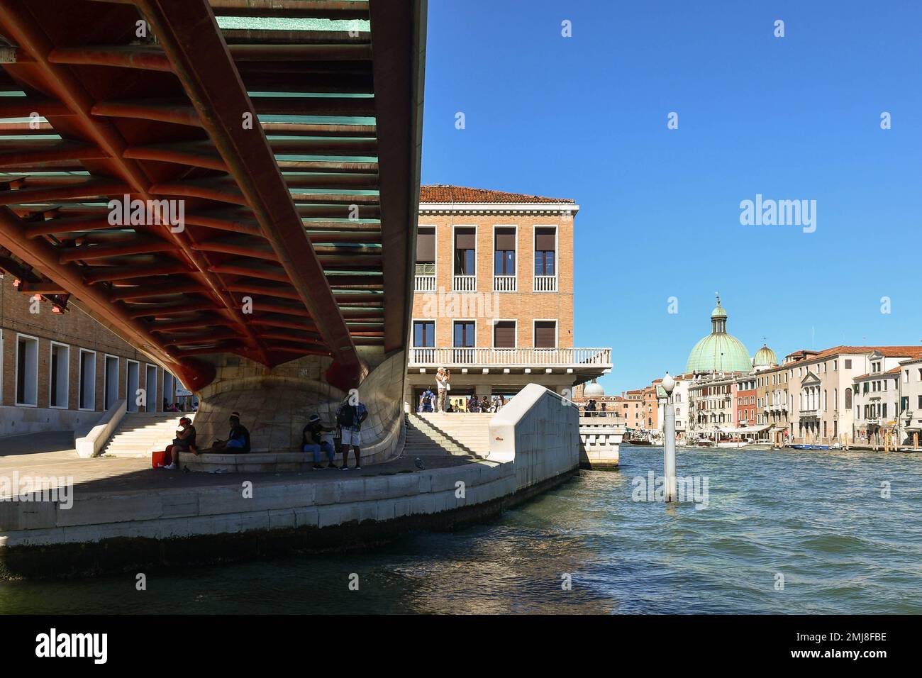Tourists rest in the shade of the Constitution Bridge (2008), better ...