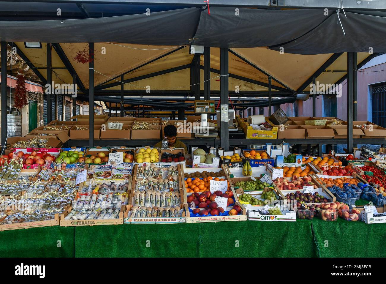 Downtown fruit stand hi-res stock photography and images - Alamy