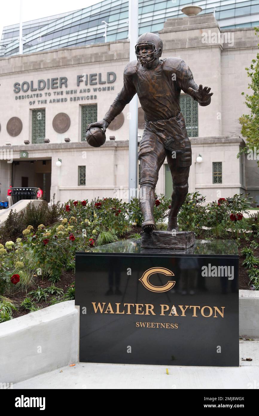 The newly dedicated statue of Chicago Bears and Pro Football Hall of ...