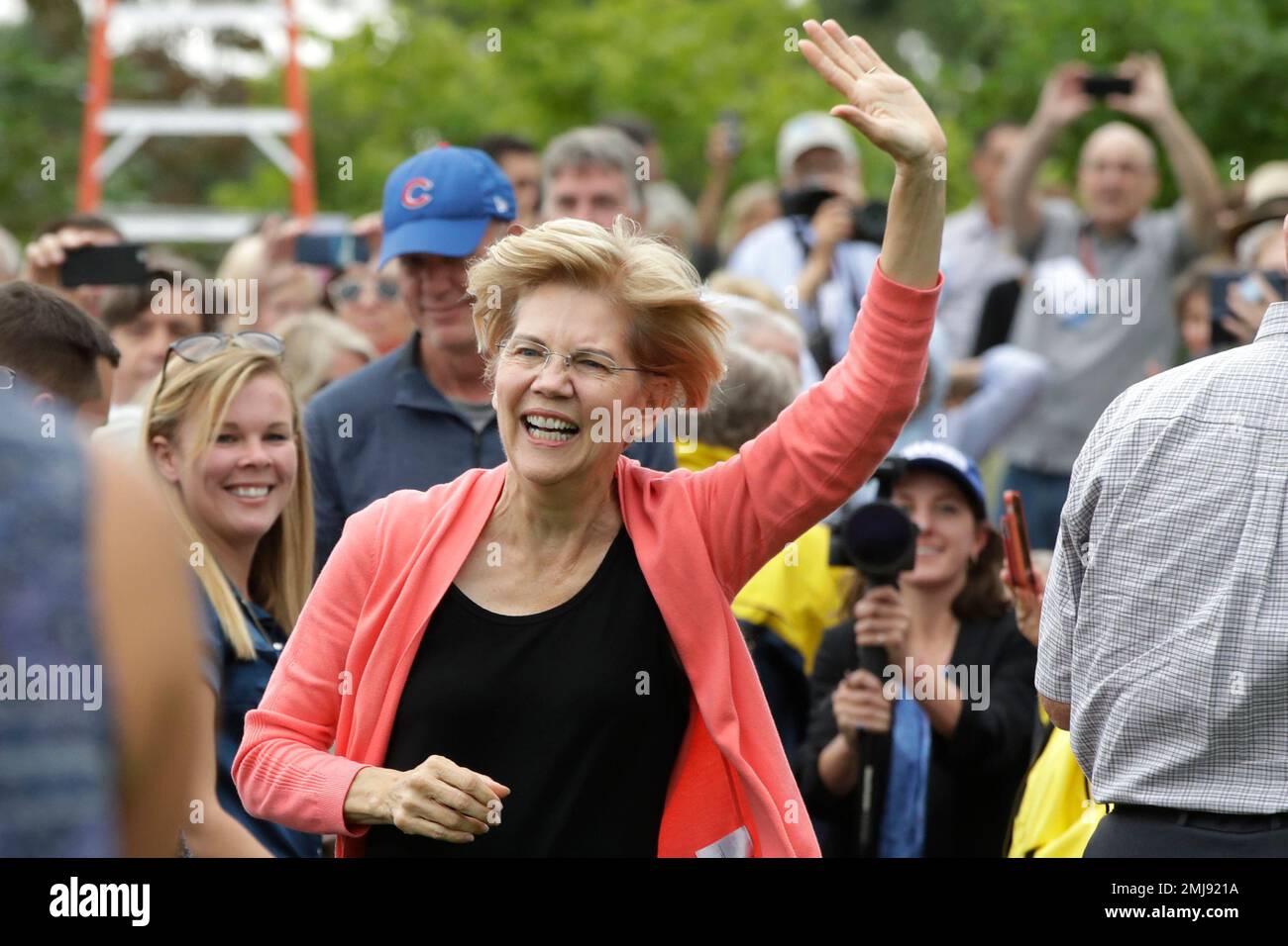 Democratic presidential candidate Sen. Elizabeth Warren, D-Mass., waves ...