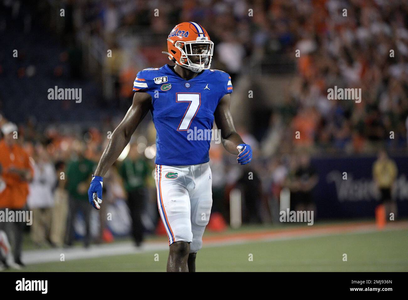 Florida linebacker Jeremiah Moon (7) sets up for a play during the ...