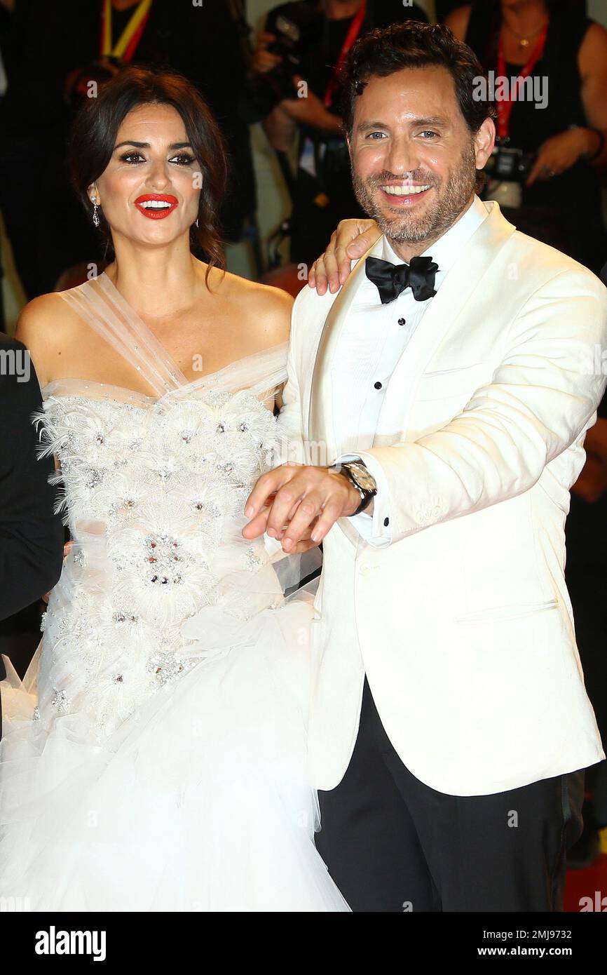 Actress Penelope Cruz and Edgar Ramirez pose for photographers upon ...