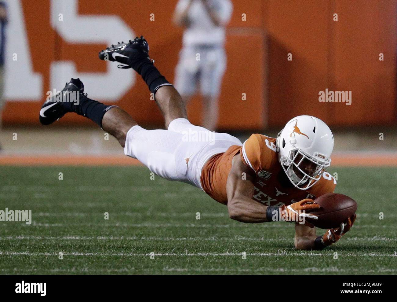 Texas wide receiver Collin Johnson (9) tries to make a diving catch ...