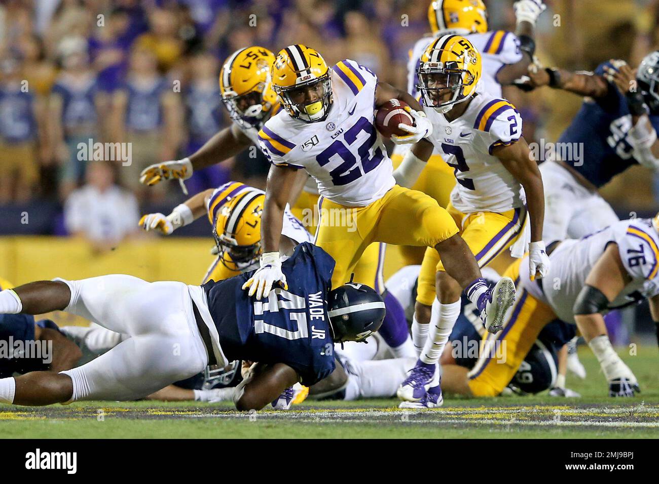 LSU running back Clyde Edwards-Helaire (22) escapes a tackle in the ...