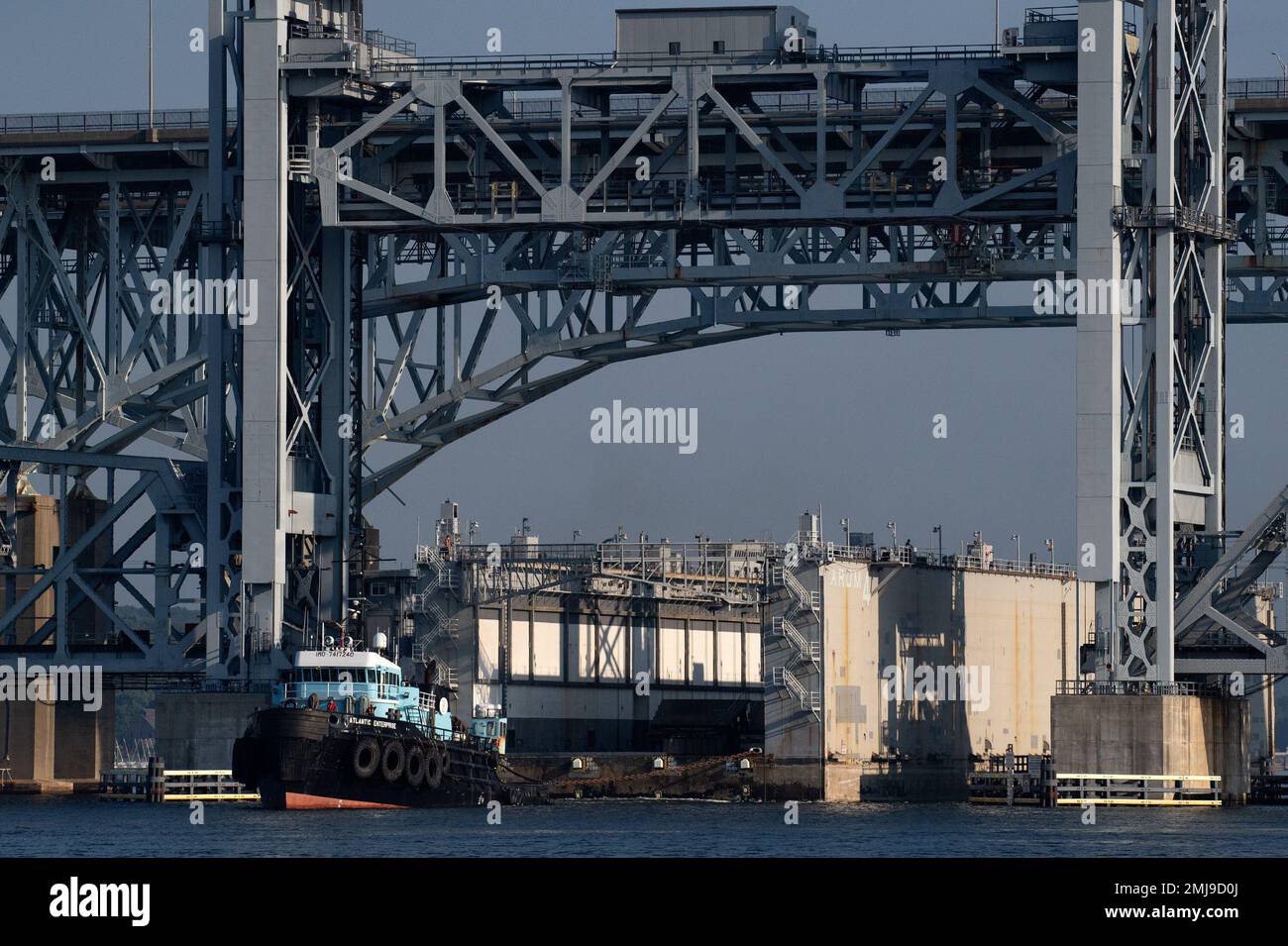 Auxiliary Repair Dry Dock (ARDM) 4 makes its down the Thames River and ...
