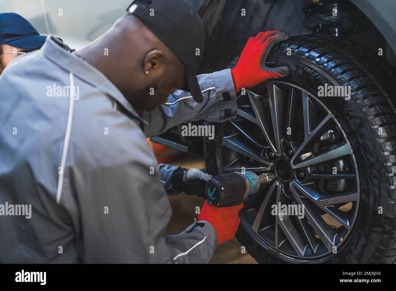Car mechanic and tyre hi-res stock photography and images - Alamy