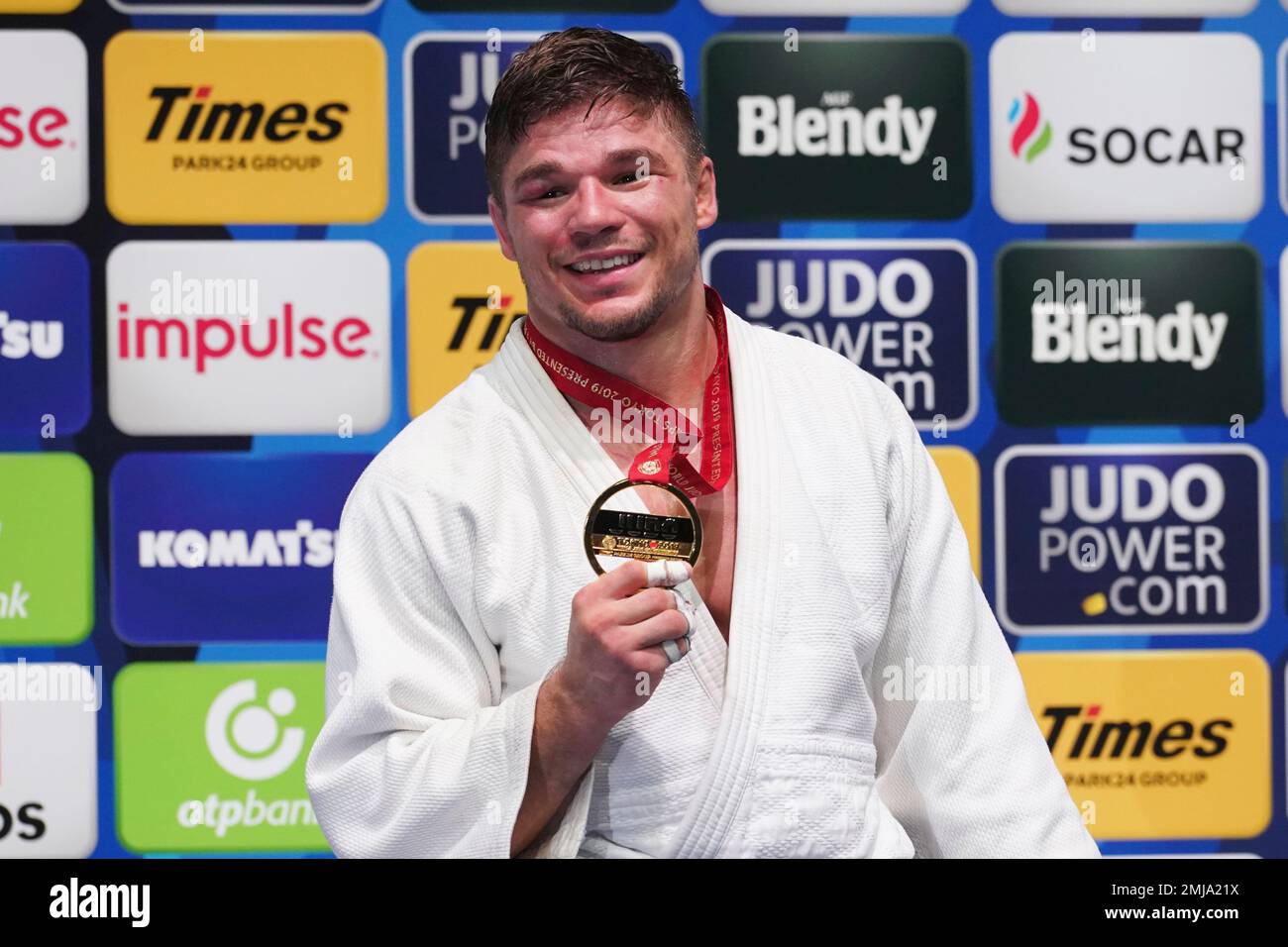 Noel van t End of the Netherlands holds his gold medal as he poses for ...