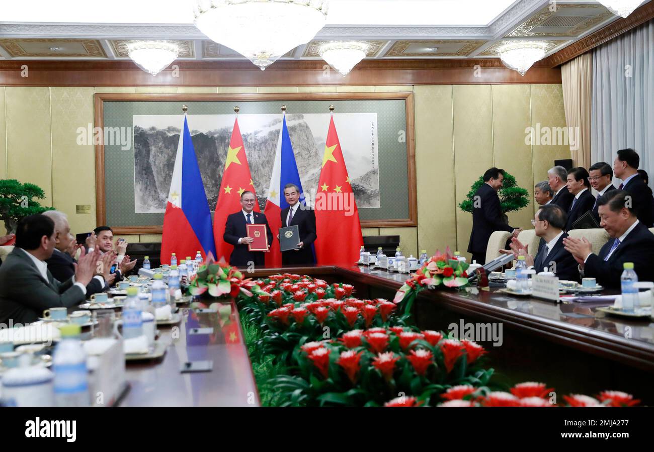 Philippine President Rodrigo Duterte, left, and Chinese President Xi ...