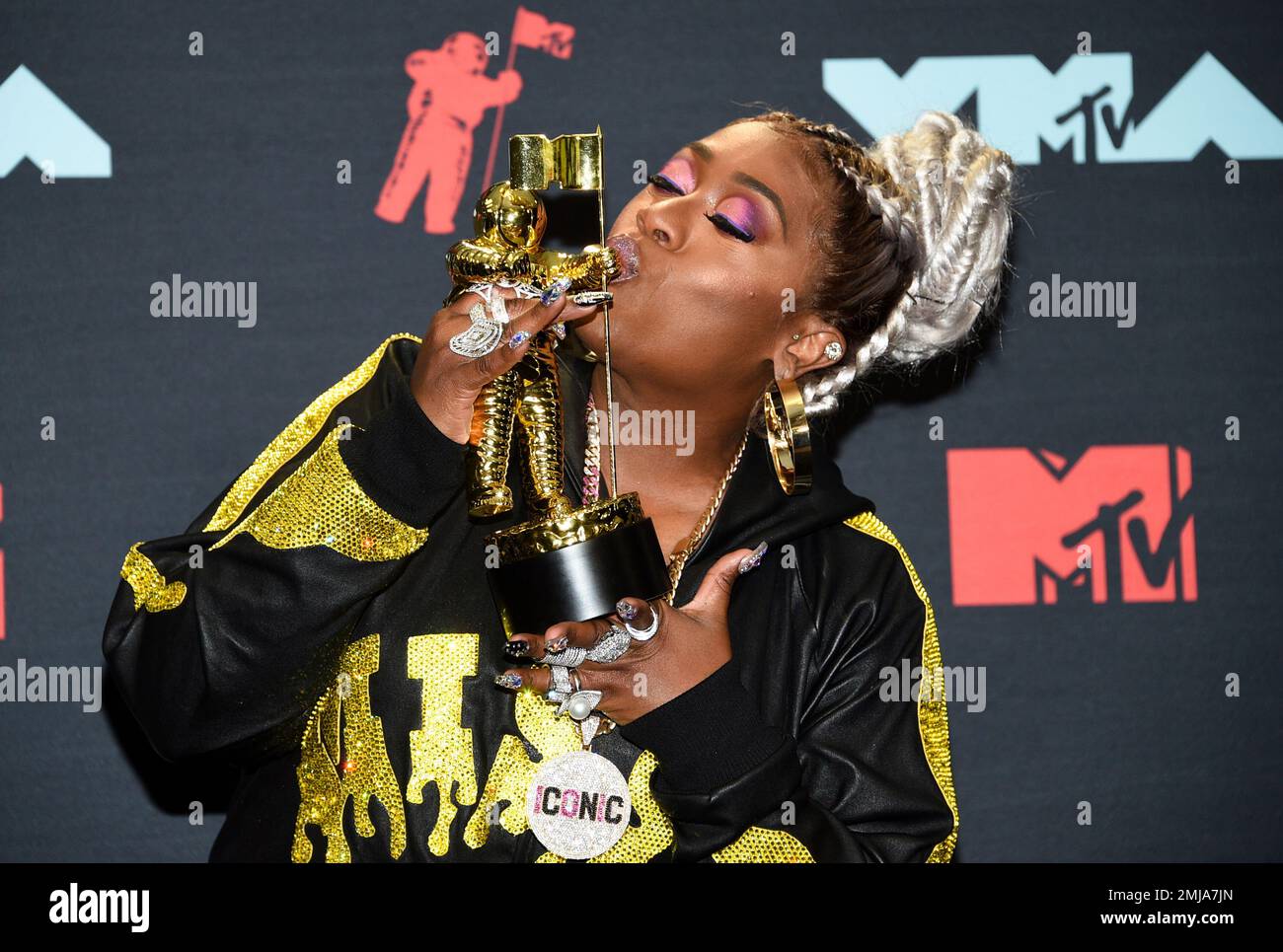 Missy Elliott poses in the press room with the Video Vanguard award at ...
