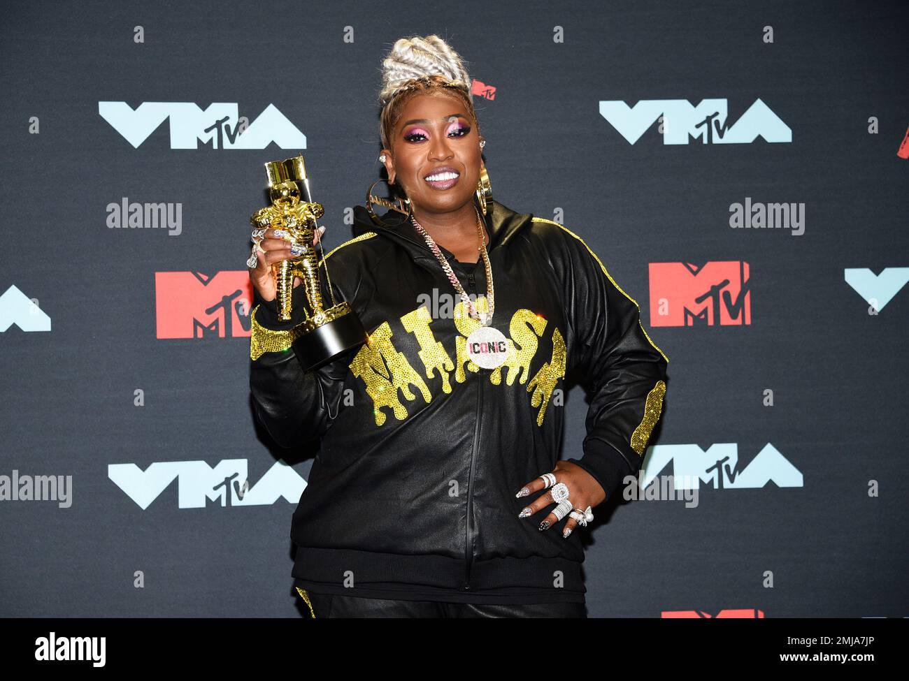 Missy Elliott poses in the press room with the Video Vanguard award at ...
