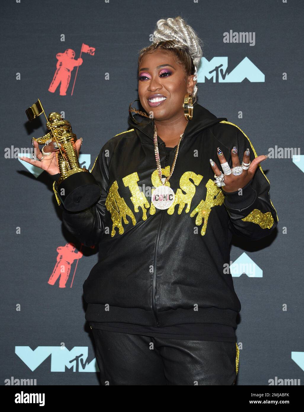 Missy Elliott poses in the press room with the Video Vanguard award at ...