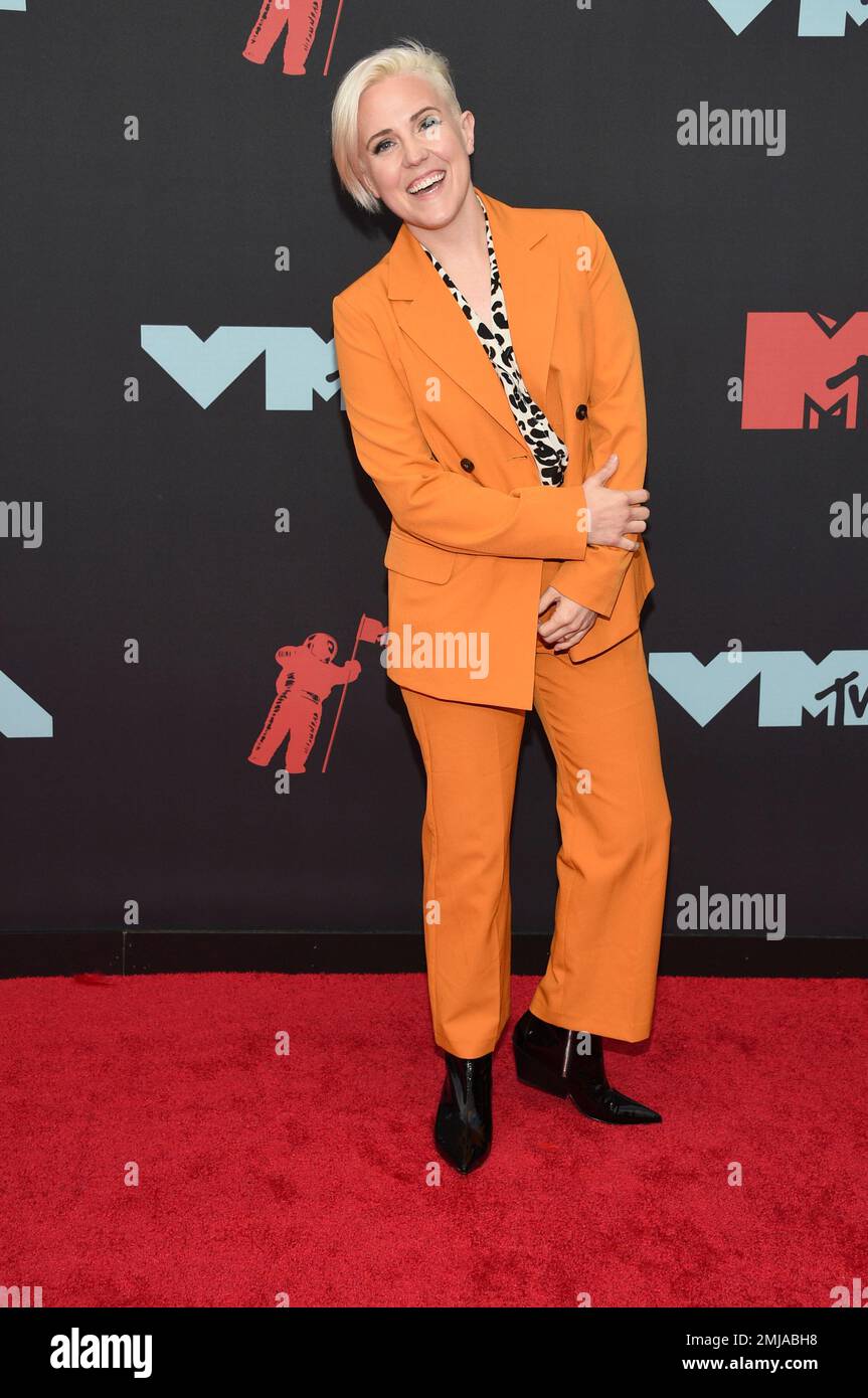 Hannah Hart arrives at the MTV Video Music Awards at the Prudential ...