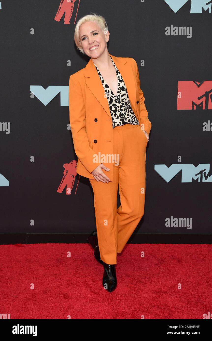 Hannah Hart arrives at the MTV Video Music Awards at the Prudential ...
