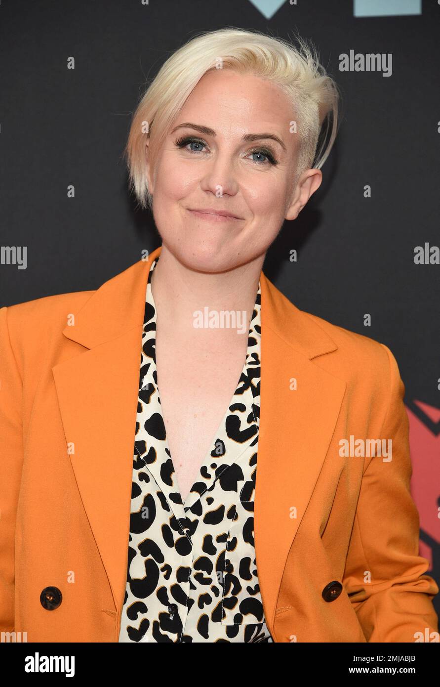 Hannah Hart arrives at the MTV Video Music Awards at the Prudential ...