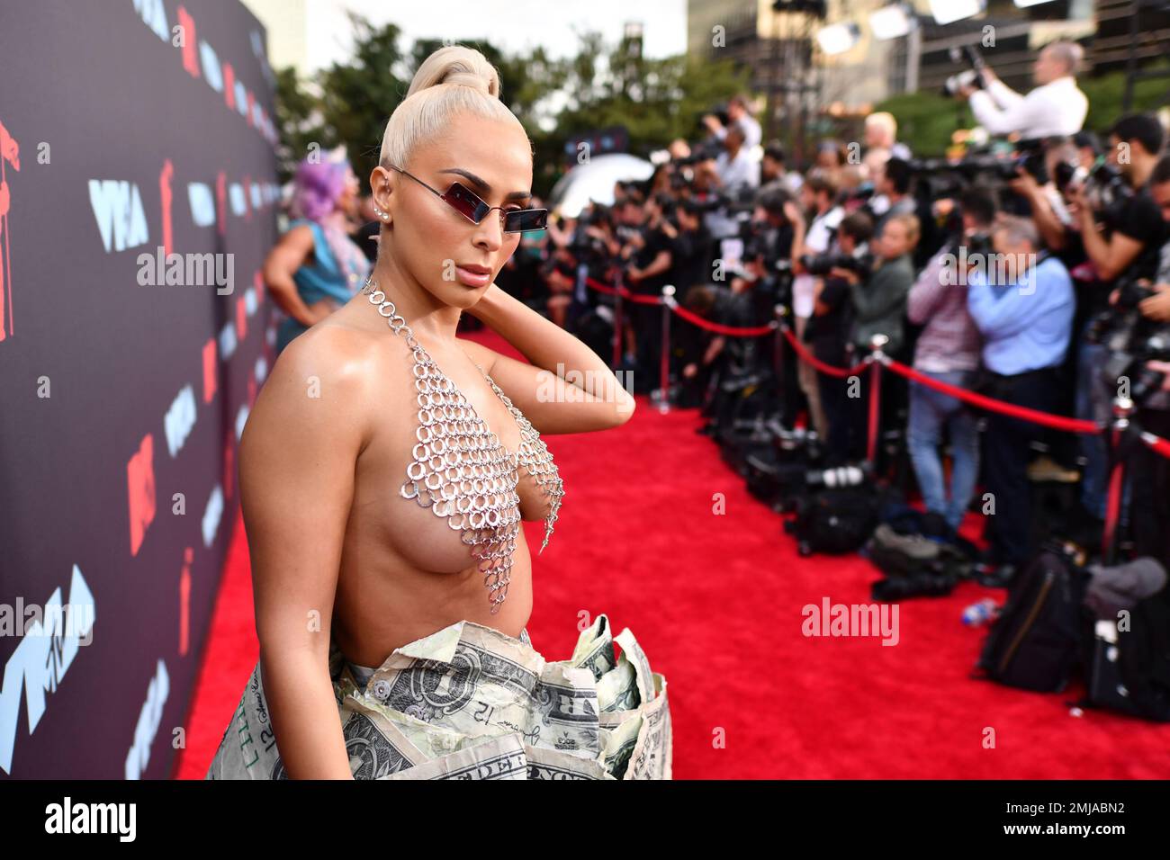 EDS NOTE: NUDITY - Veronica Vega arrives at the MTV Video Music Awards at the Prudential Center ...