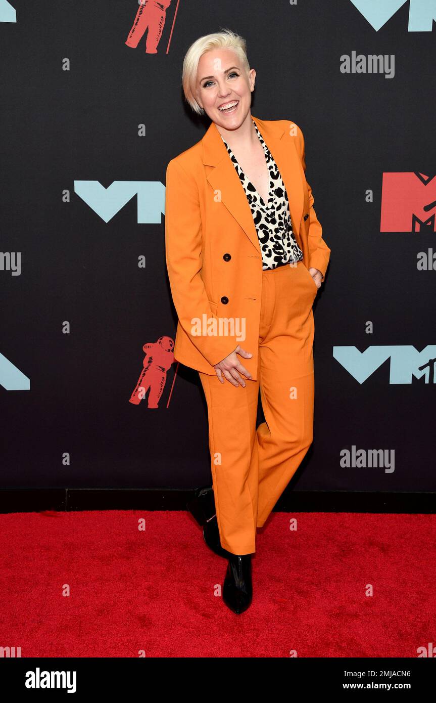 Hannah Hart arrives at the MTV Video Music Awards at the Prudential ...