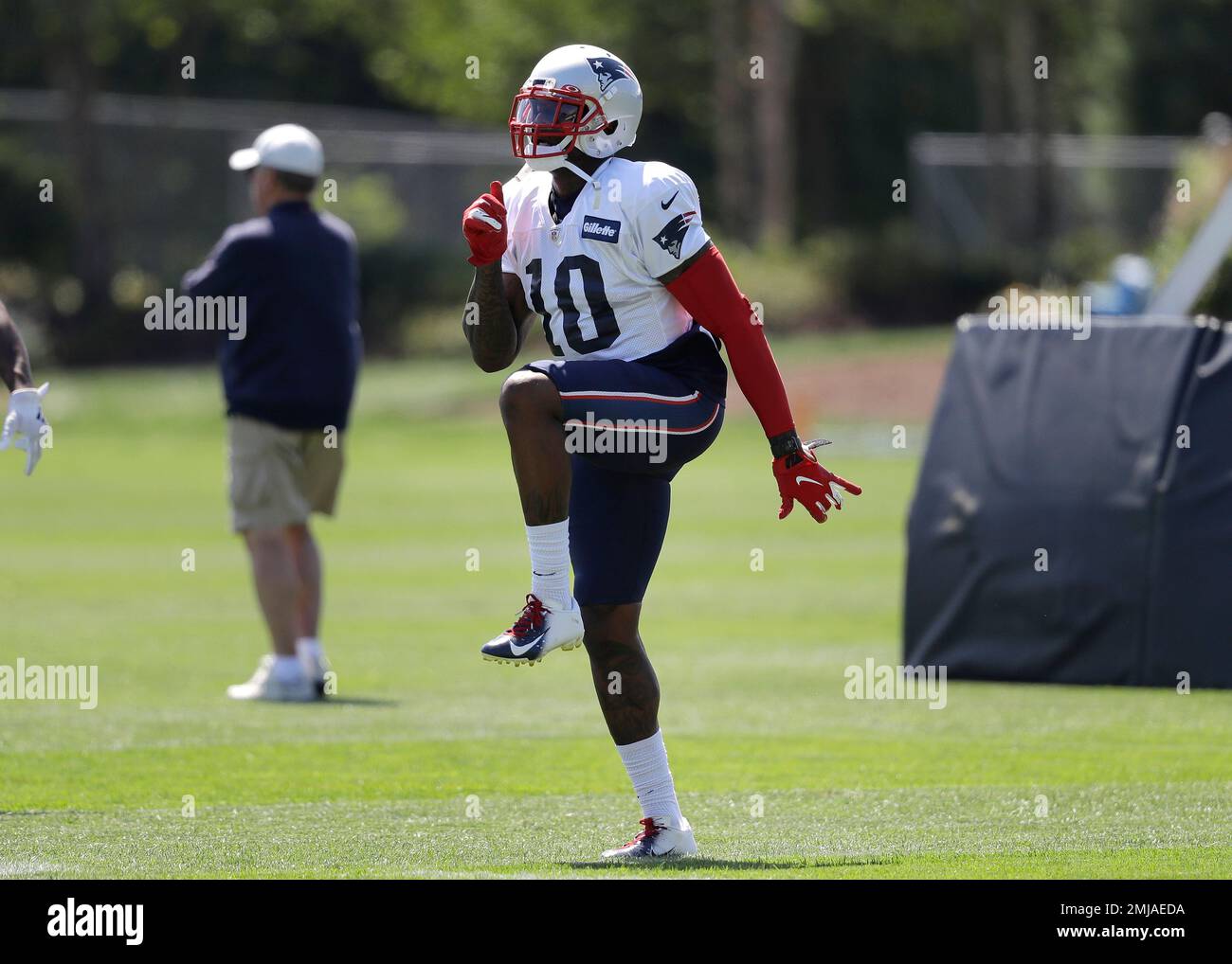 New England Patriots wide receiver Josh Gordon (10) warms up during an ...