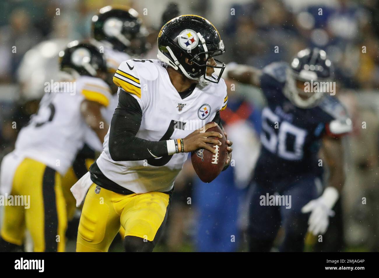 Pittsburgh Steelers quarterback Joshua Dobbs (5) plays against the ...