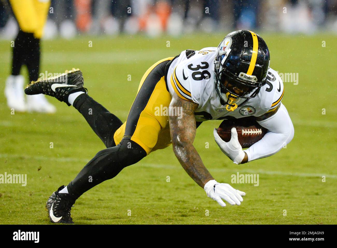 Pittsburgh Steelers running back Jaylen Samuels runs the ball against ...
