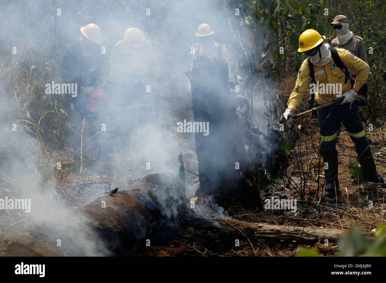 Firefighters put out fires in the Vila Nova Samuel region, along the ...