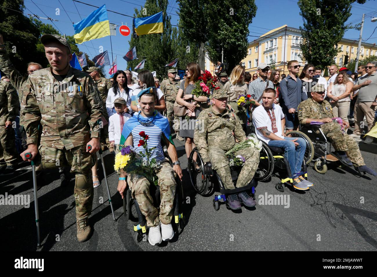 Disabled Ukrainian veterans march down Kyiv's main street during ...