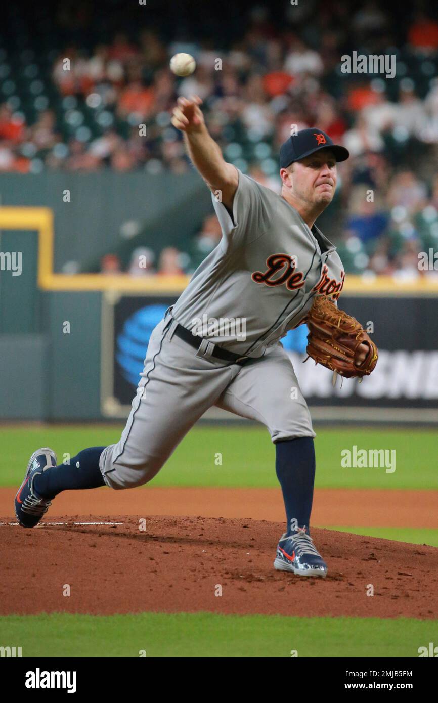 Detroit Tigers' Jordan Zimmermann delivers a pitch against the Houston ...