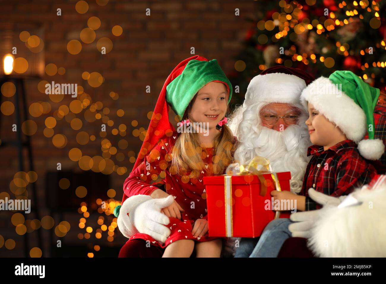 Home christmas scene children hi-res stock photography and images - Alamy